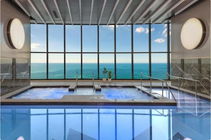 Oceanfront 2br Stunning Skyline Beach & City Views - Surfers Paradise