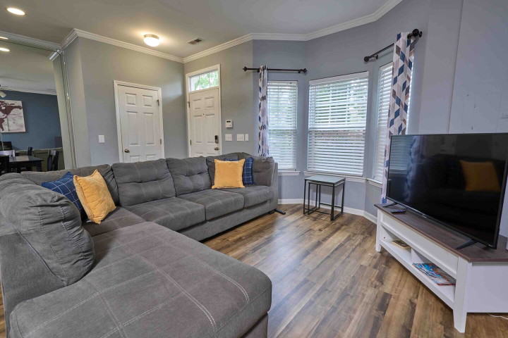 Large Modern 3 Bedroom Townhouse - Close To All - Raleigh, NC