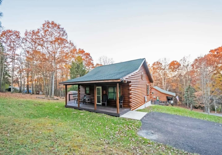 Captain's Quarters Deep Creek Log Cabin Oasis - Oakland, MD
