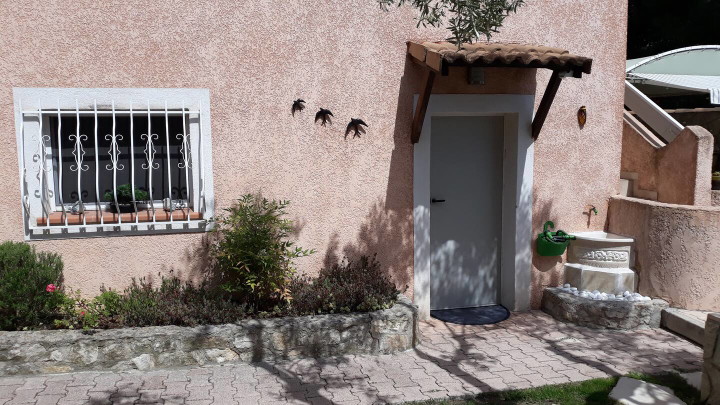 Bas De Villa Avec Coin Jardin - Rognac
