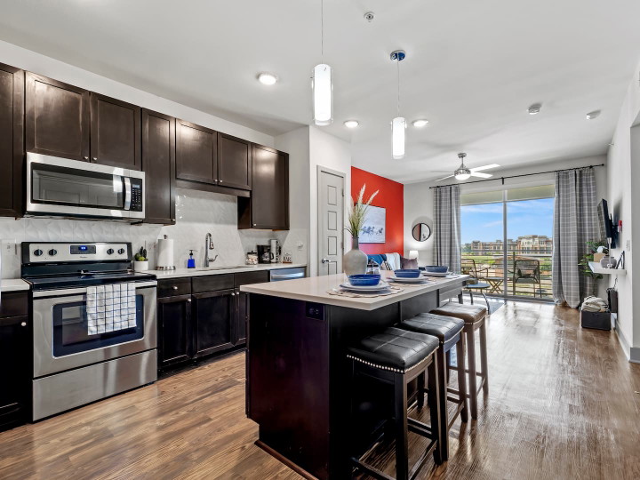 Modern King Suite+full Kitchen+balcony+desk+gym - The Colony, TX