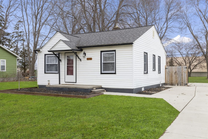 Great Location! Cozy Home With Huge Backyard - Warren, MI