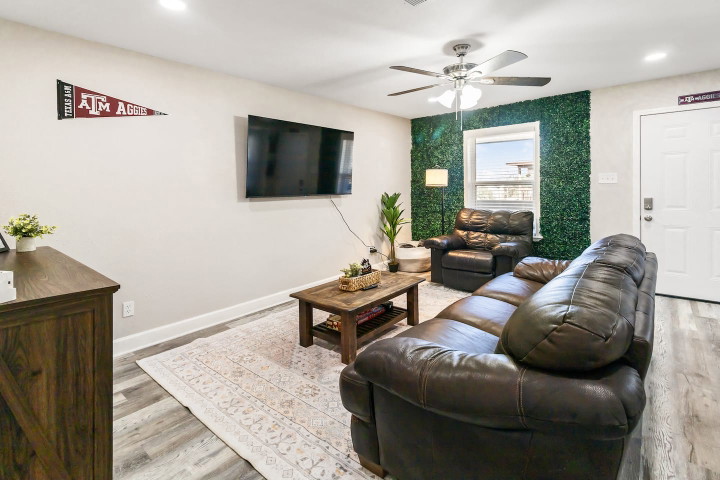 Summer Ct Suite 2 King Beds - College Station, TX