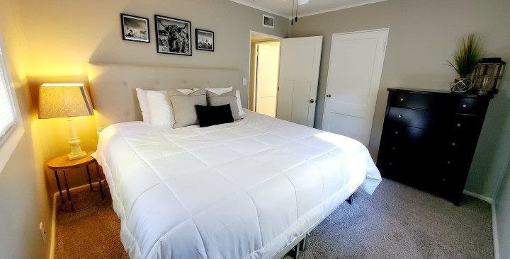 Comfy Cotner: Modern Home W/ King Bed & Queen Bed - Lincoln, NE