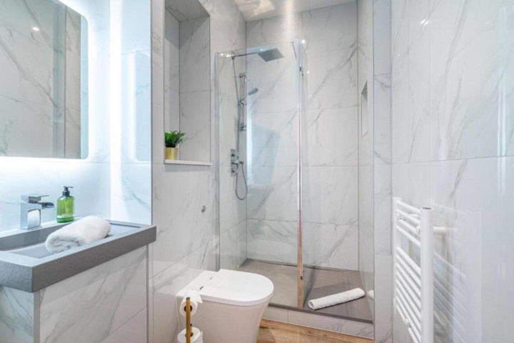 Four-bedroom Triplex - Sleeps 13 - Liverpool
