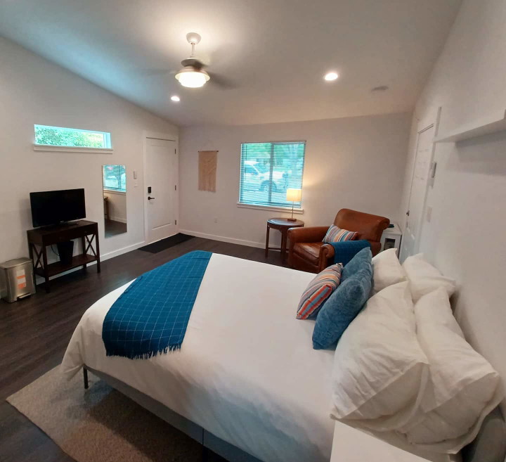 Trendy East Austin Studio - Austin, TX