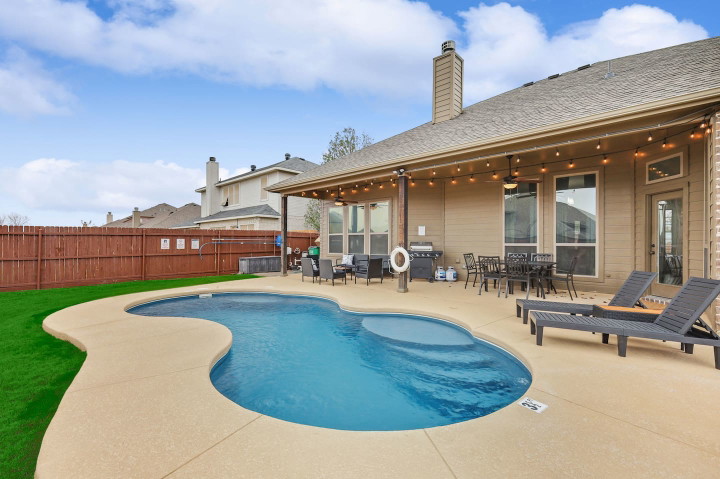 5-bed/2-bath Pool & Backyard Retreat - Waxahachie, TX