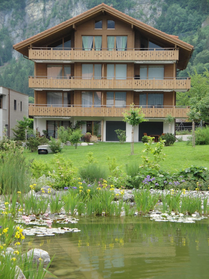 Romantic Typical Swiss Village On Lake Brienz - Brienz
