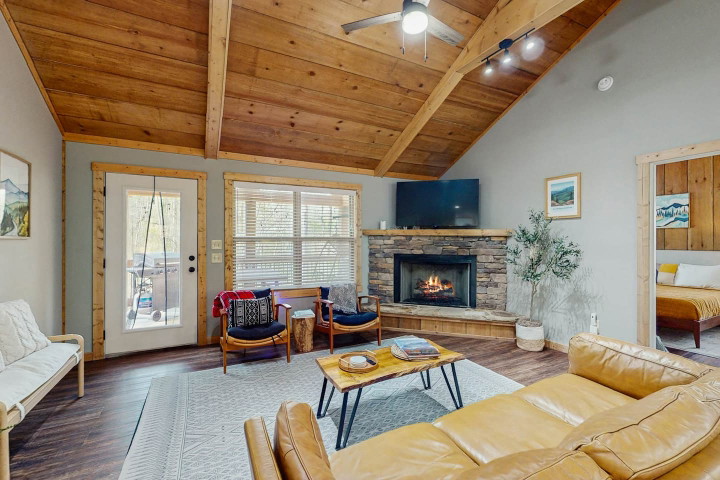Dwell And Wander Stay - Ellijay
