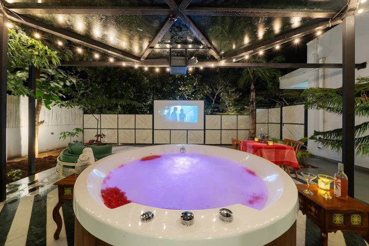 Moonlight | Couple's Retreat With Private Jacuzzi - Hosur