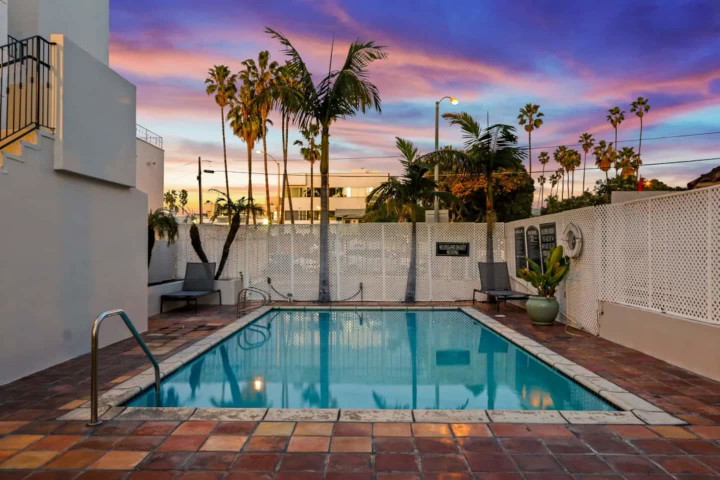 A Patio Big Enough For Yoga, Free Parking. - Santa Monica, CA
