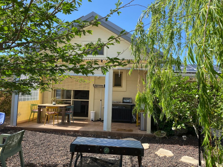 A Pleasant And Family-friendly Dining Unit With A Gallery And Pergola - Suriye