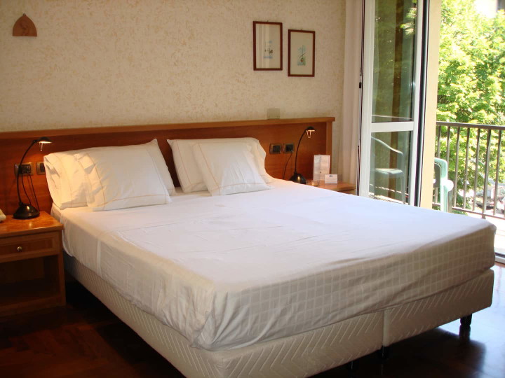 Hotel Ariston In Centro Città - Tripla Con B & B - Acqui Terme