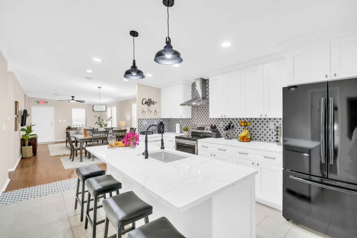 Walk Downtown | Private Oasis | 3br | Free Bikes. - 더네딘