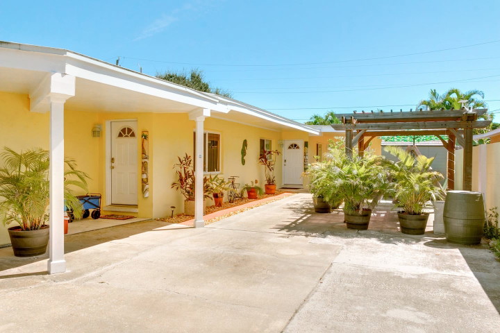 Fiesta Flamingo Cottage Blocks To Beach & River ~ Kayaks And Bikes Provided! - Cocoa Beach, FL