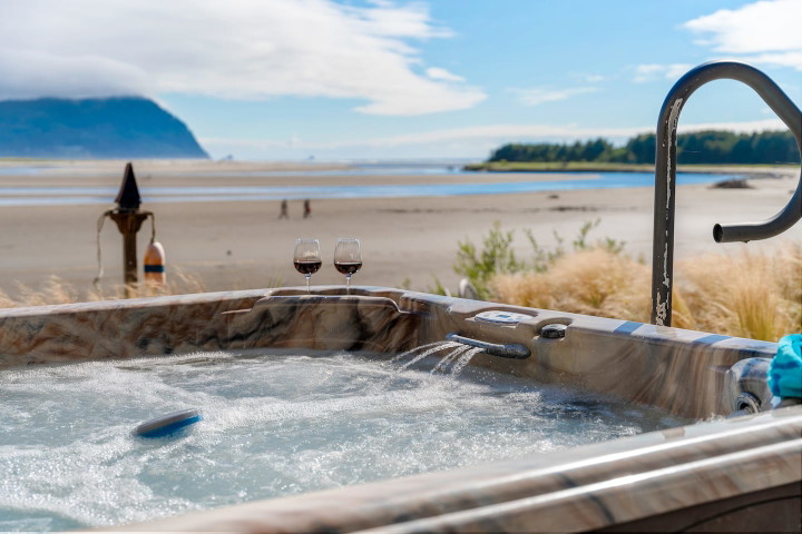 Ob:》a+views~waterfront/mt/river/ocean~hottub~dog - Cannon Beach, OR
