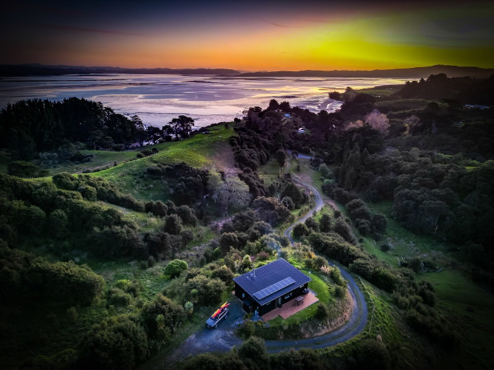 Luxury Off-grid Rural Retreat With Harbour Views - Raglan
