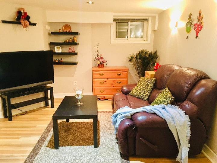 Beautiful Entire Basement Apartment In Upper Beach - Toronto