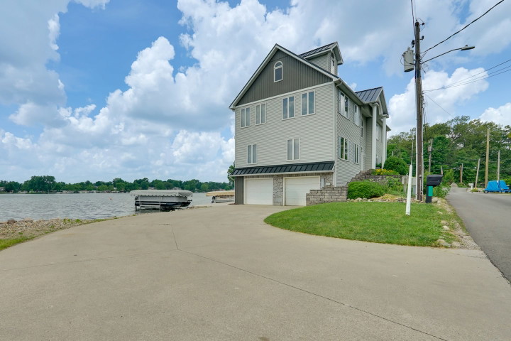 Hot Tub & Dock: Waterfront Lake Hamilton Home - Indiana (State)