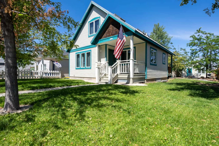 Steps From Downtown Cody-spacious Home, Sleeps 10! - Cody, WY