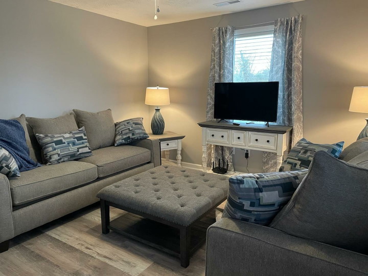 Cheerful 2 Bedroom, Minutes From Downtown - Jackson, TN