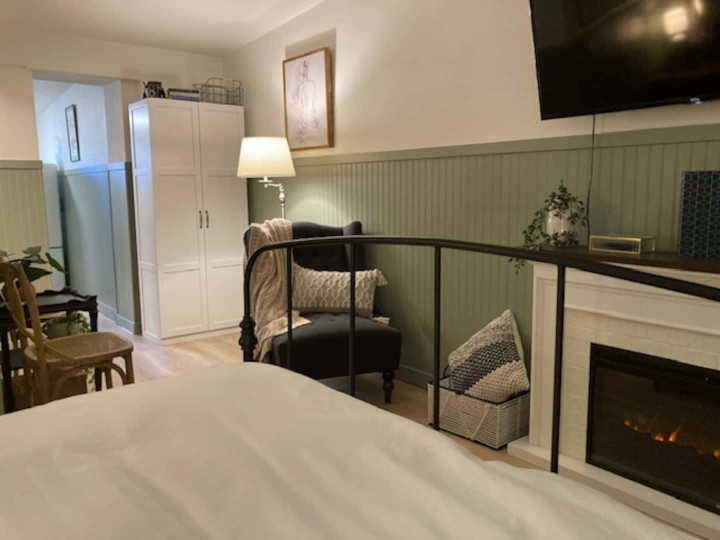 Bell Air Motel | Cottagecore Room - Redmond, OR