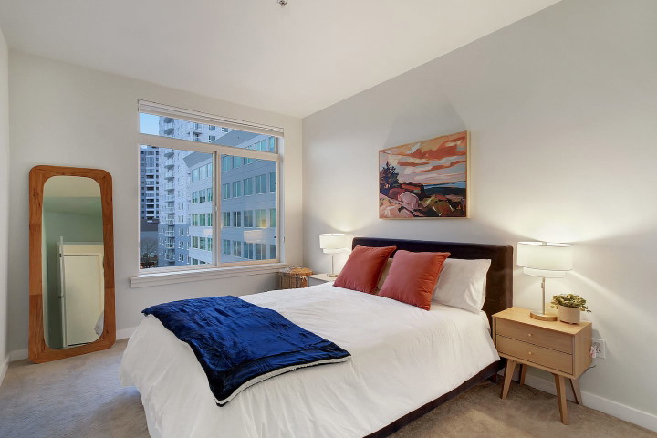 Stylish Downtown Condo W/ Parking, Gym, And Pool - Seattle, WA