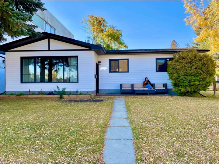 Festival Cottage - Steps To Lake - Sylvan Lake, AB
