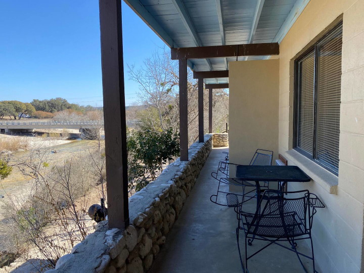 Neal's Lodges Cabin 28 - Concan, TX