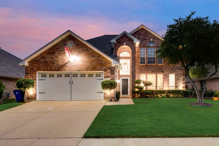 Modern And Luxury Dfw Mansion With Backyard Oasis - Fort Worth, TX