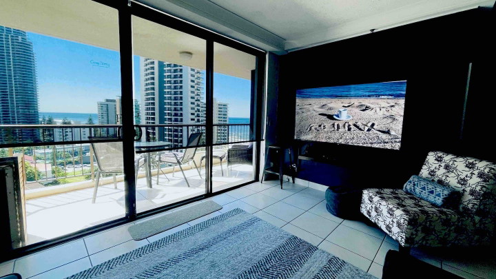 Winter Sun Drenched Balcony Views - Surfers Paradise