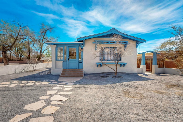 Historic Bungalow W/porch, King Bed, Walk To Unm - Albuquerque, NM
