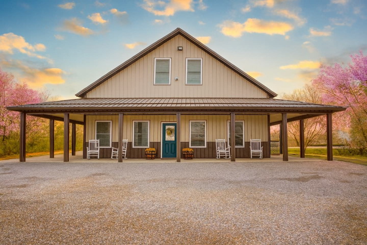 Barn In The Burgh Barndominium Sleeps 12 - Newburgh, IN