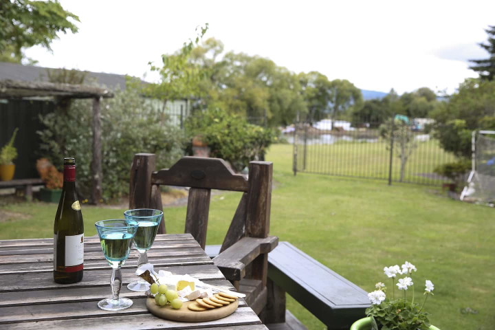 Rose Lake Retreat - Spa Pool, Lake Views, Sleeps 8 - Rotorua