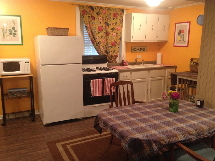 Cozy, Quiet, Garden Getaway! - Chicago, IL