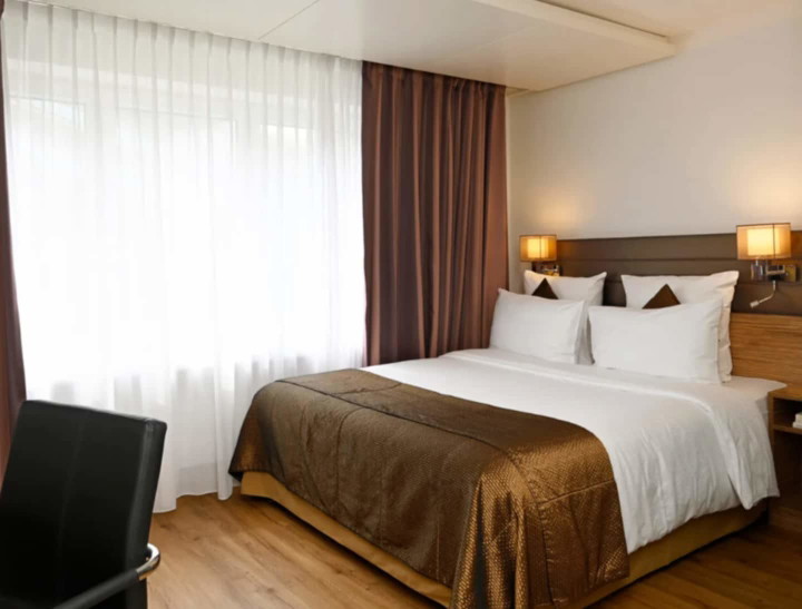 Queen Bed With Air Con At Hotel Stoller - Zúrich, Suiza