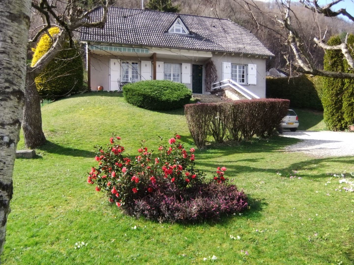 Maison Fonctionnelle Dans Un Village Attrayant - Aurillac