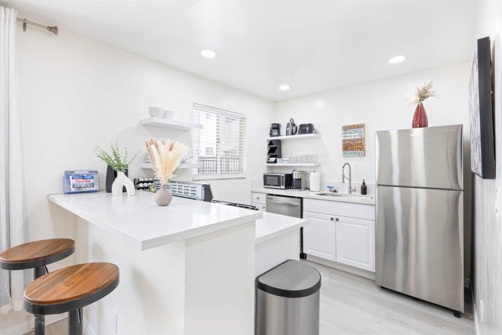 Weho 2br Apt Gem + Parking - Culver City, CA