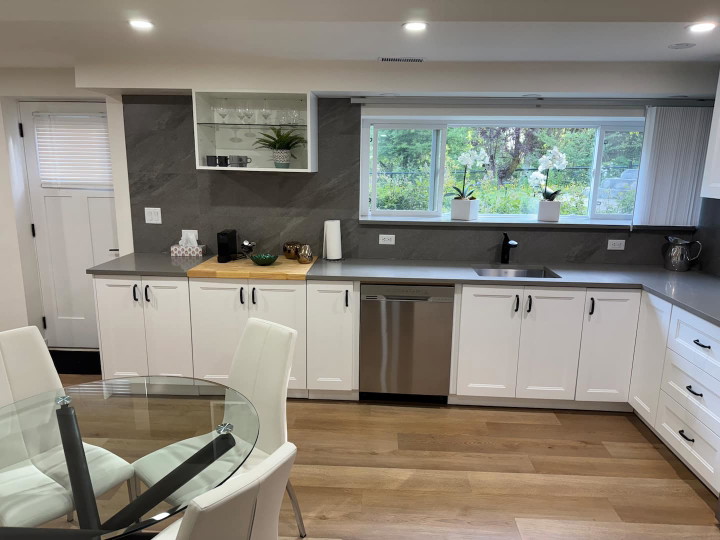 Cozy With King Size Bed, Netflix/prime Video 1 Bed - West Vancouver
