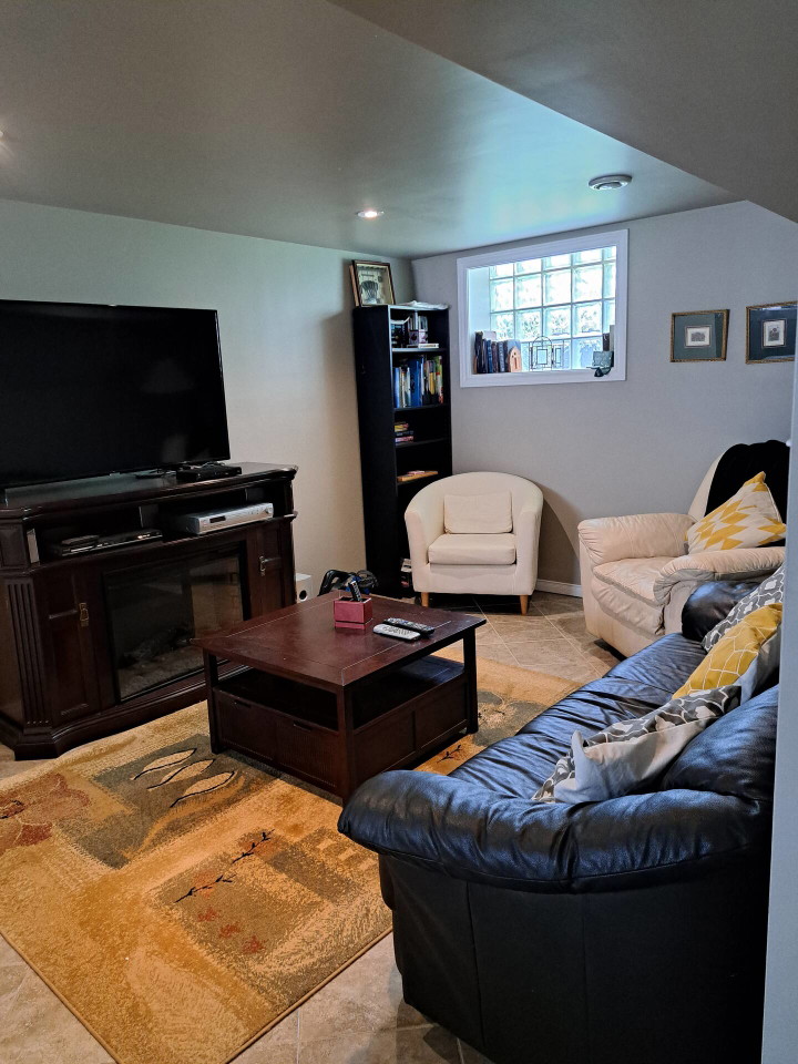 Lower Level Suite Private House, Separate Entrance - Peterborough, ON, Canadà