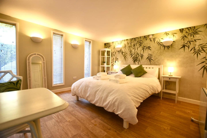 The Bamboo Cabin - Sleeps 2 - Bosham