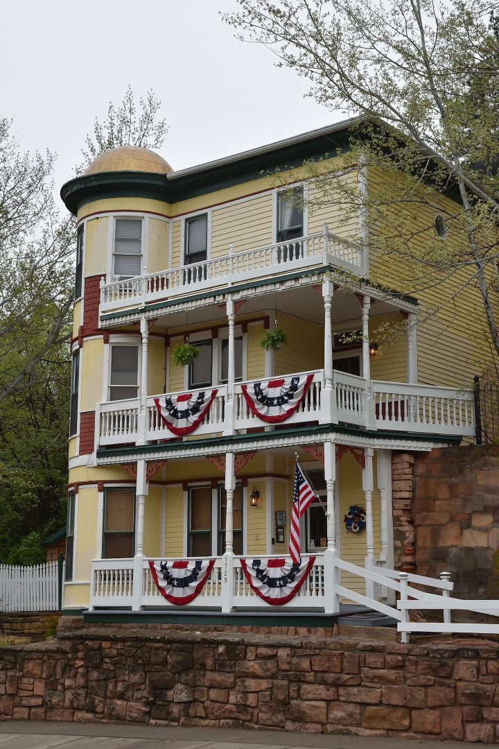 The Historic Burdette House" 2nd Floor Suite - Hot Springs, SD
