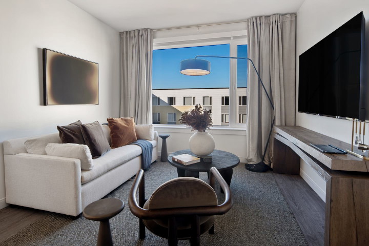 Luxury Everett 2br2ba W/ Pool, Gym & Parking - New England Aquarium, Boston