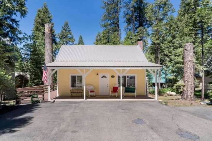 East Village Shaver Lake Cabin - Mellow Yellow - Shaver Lake, CA