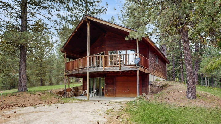 Cascade Cabin | Deck, 2 Living Rooms + Fireplaces - Lake Cascade, ID