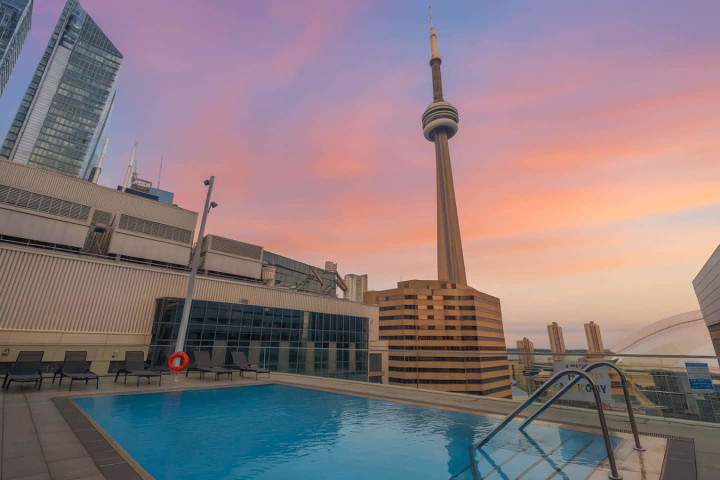 Cn Tower View - 2br, Parking, Rooftop Pool, Gym - Mississauga