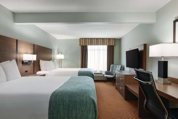 2 Queen Beds | Wingate Louisville East Stay - Louisville, KY
