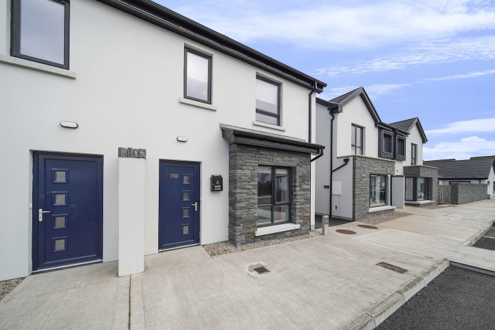Beautiful, New & Modern | Town Location | Garden - Donegal