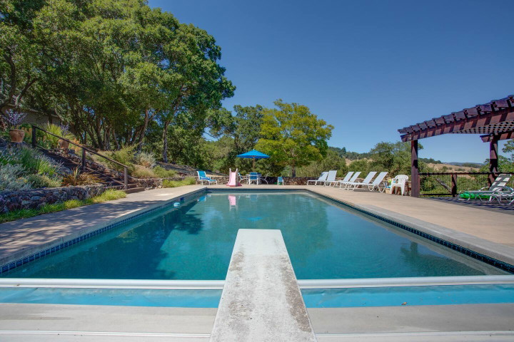 Cottage In The Oaks With Pool - Petaluma, CA