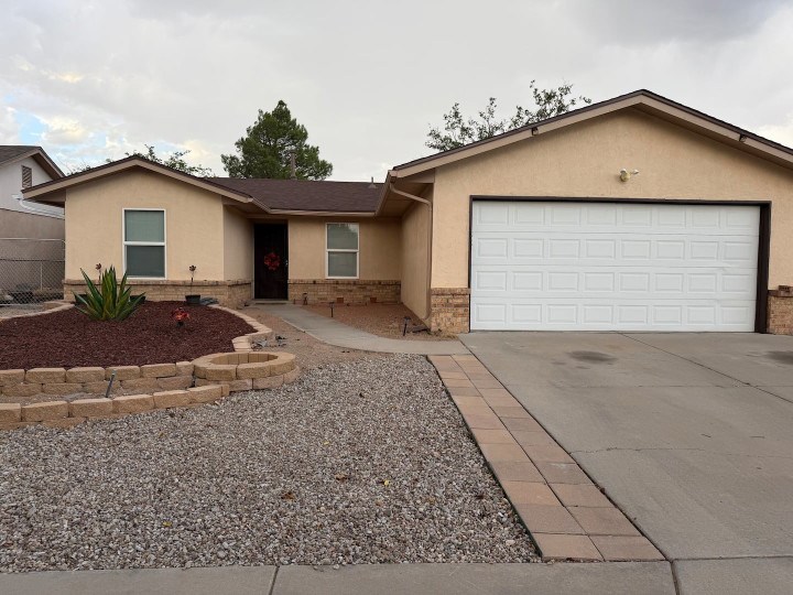 3br 2ba, Quiet Area, Near Parks, Dining & Shopping - Albuquerque, NM